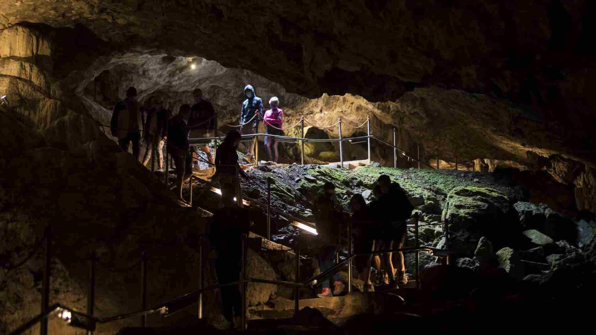 Un recorrido por la Cueva de las Güixas de Villanúa en Huesca, en ...