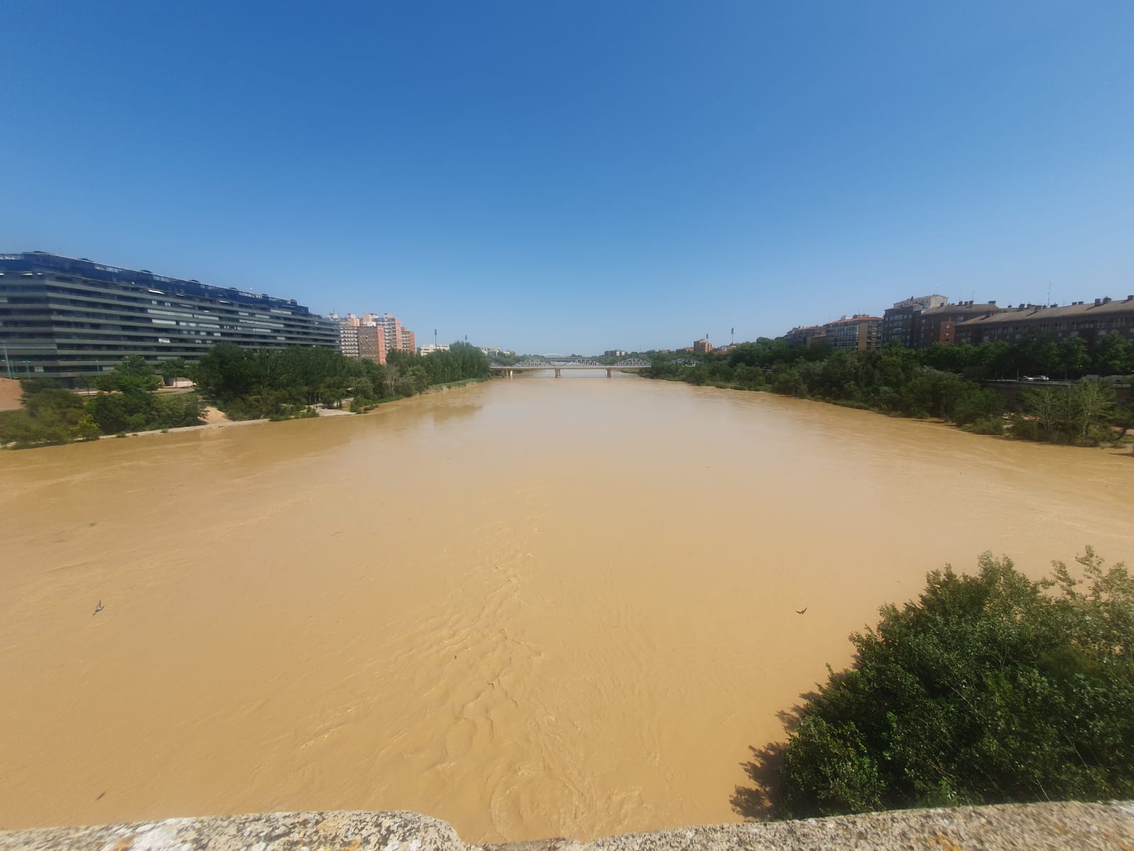Así luce el río Ebro a su paso por Zaragoza | Imágenes