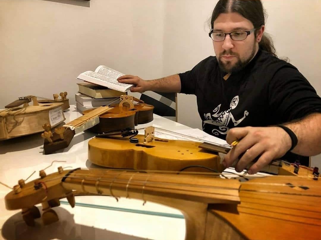 Pablo Morales, el luthier que se enamoró a los 9 años de la gaita en un ...