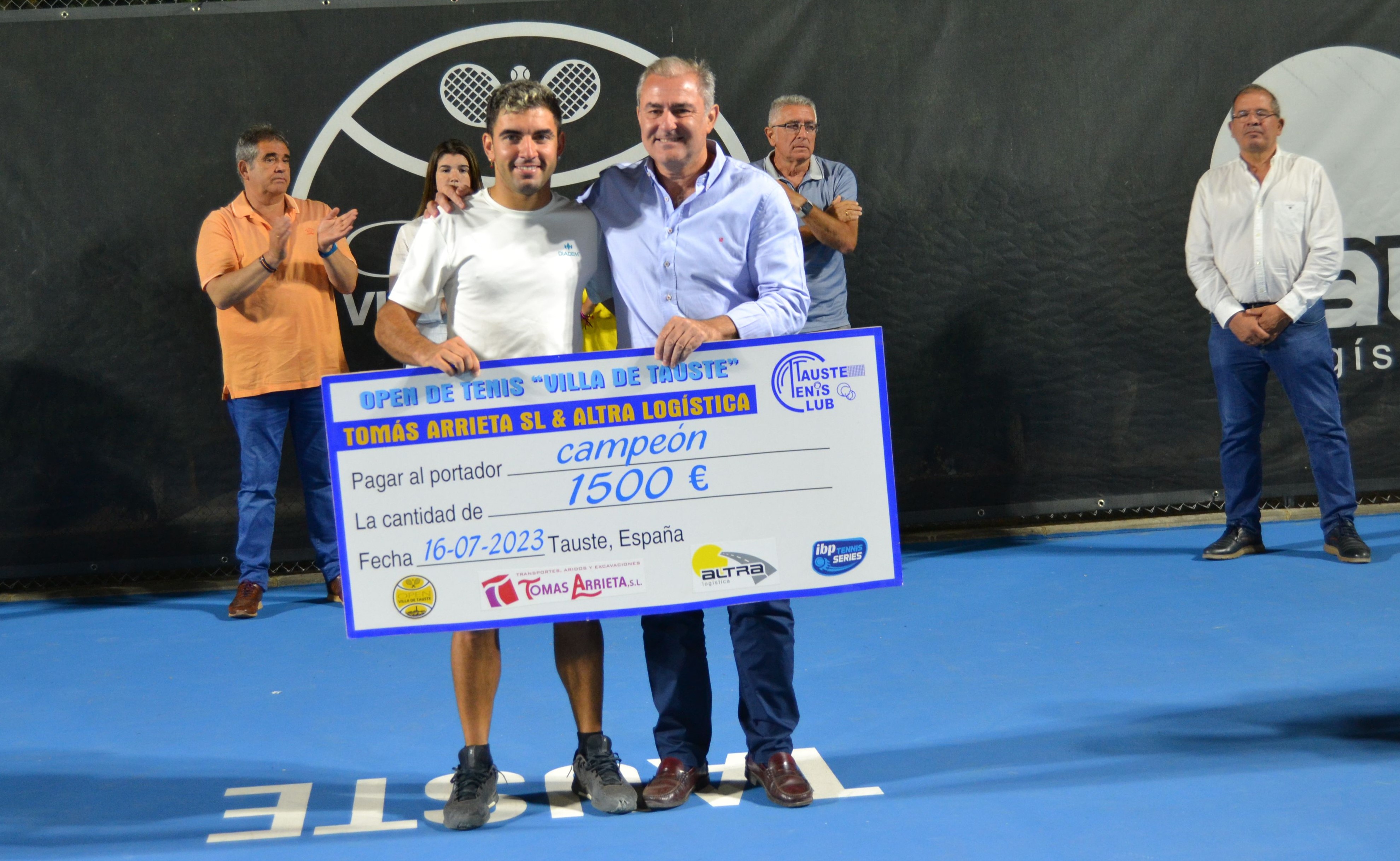 Julio César revalida su título de campeón en el XXXVII Open de tenis ...