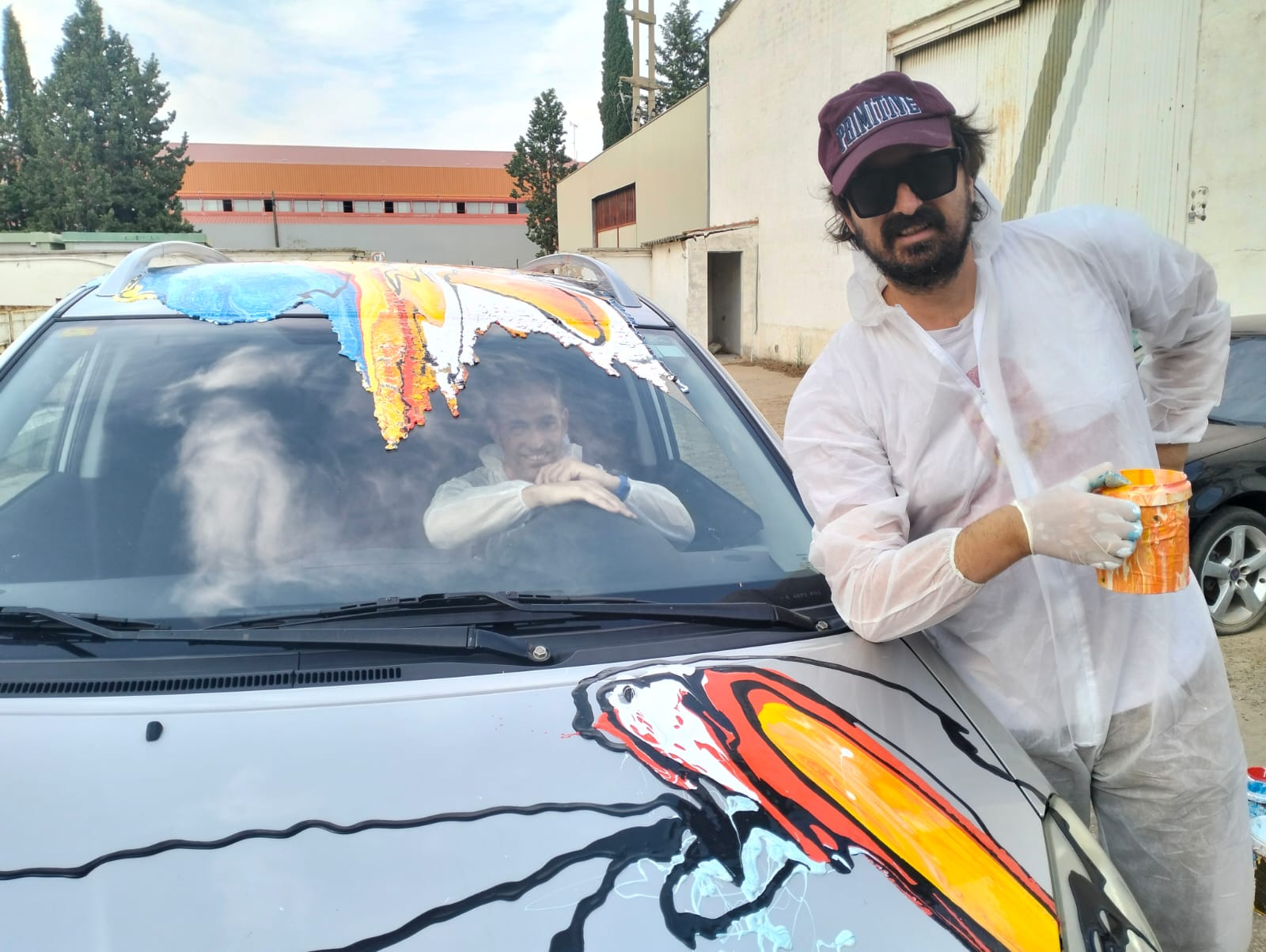 El pintor José Moñú cambia el lienzo por un coche en movimiento El pintor José Moñú cambia el lienzo por un coche en movimiento
