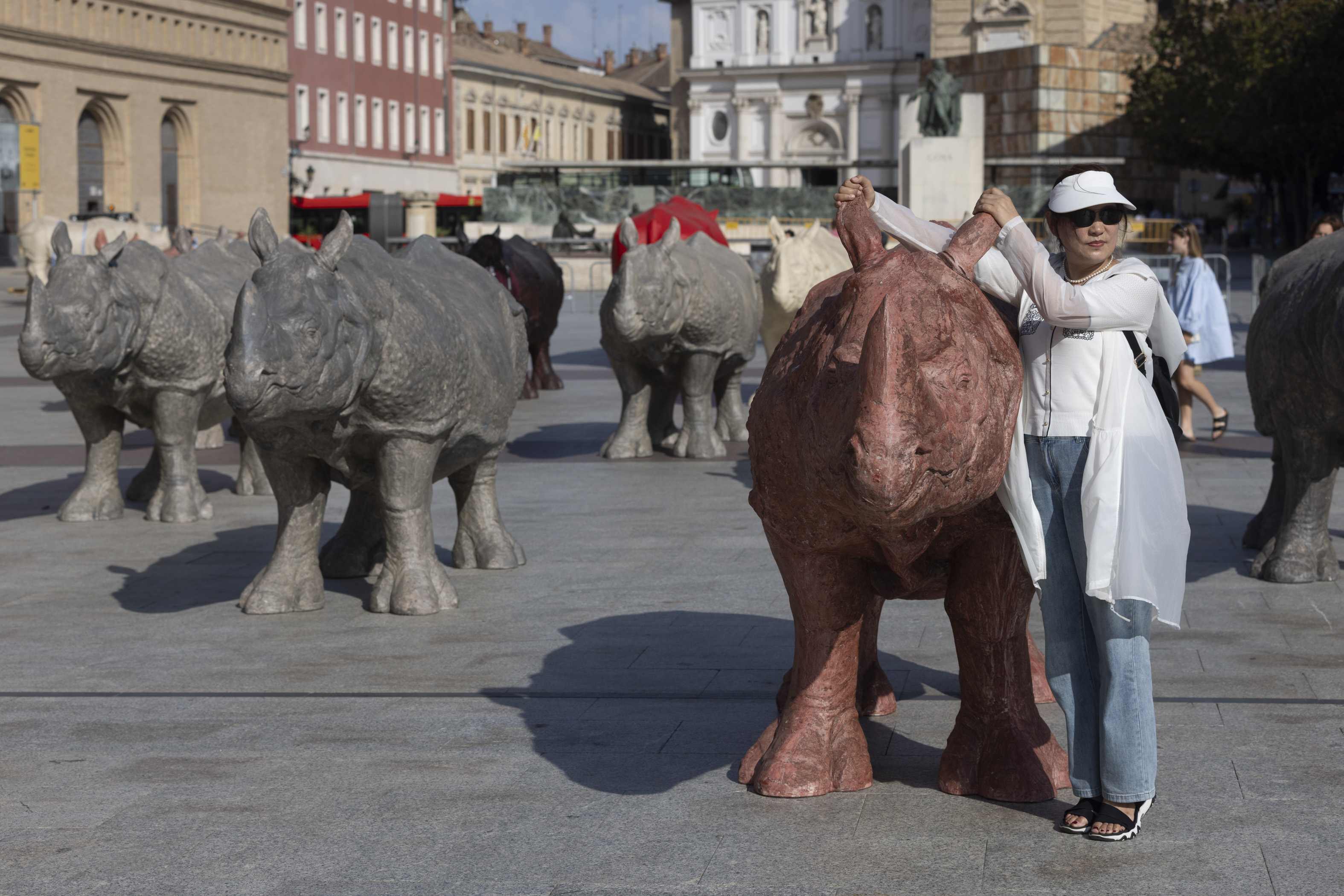Fotos de los rinocerontes de Roberto Fabelo, que toman la plaza del ...