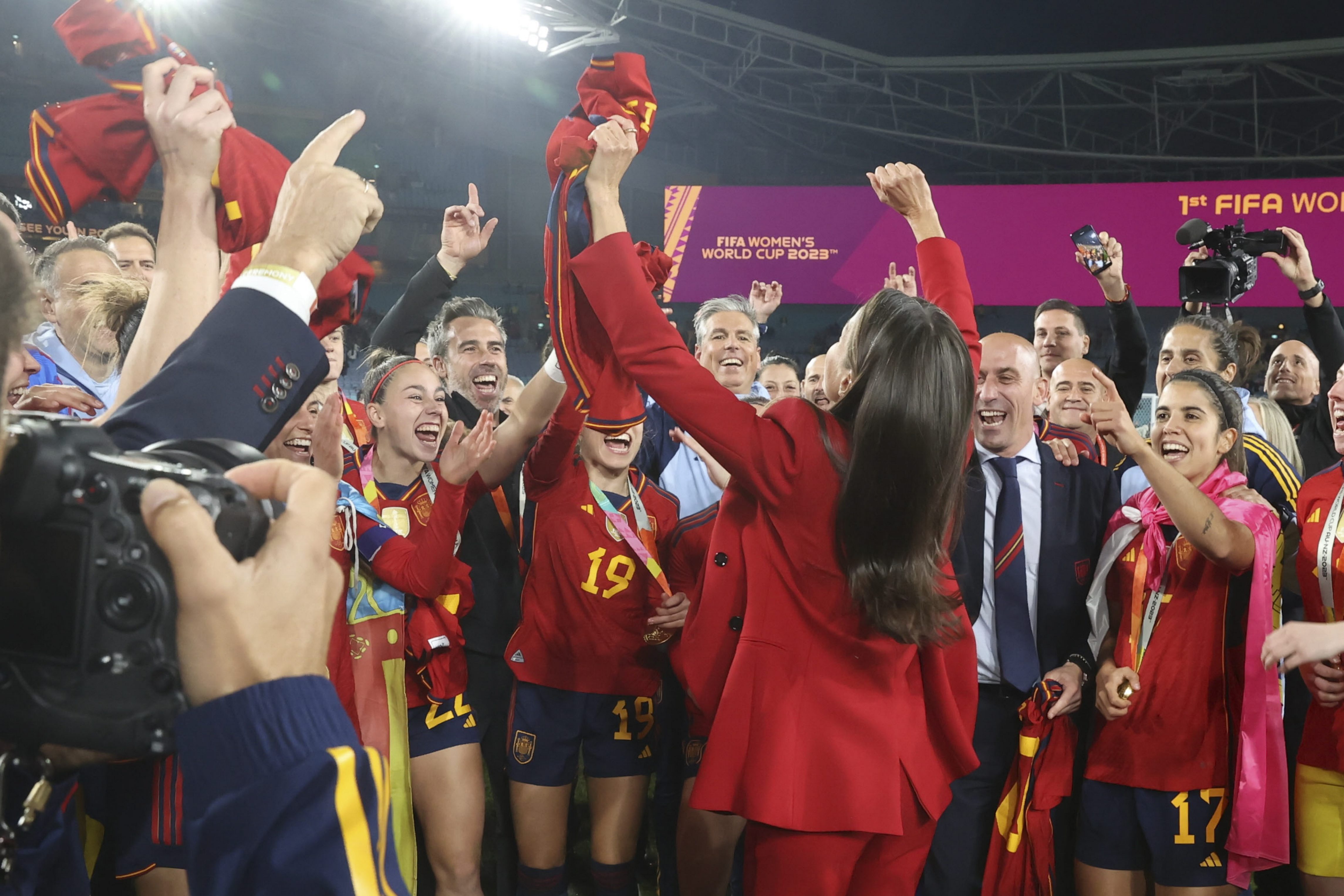 Doña Letizia y la infanta Sofía 'botan' con la selección y celebran el triunfo de España