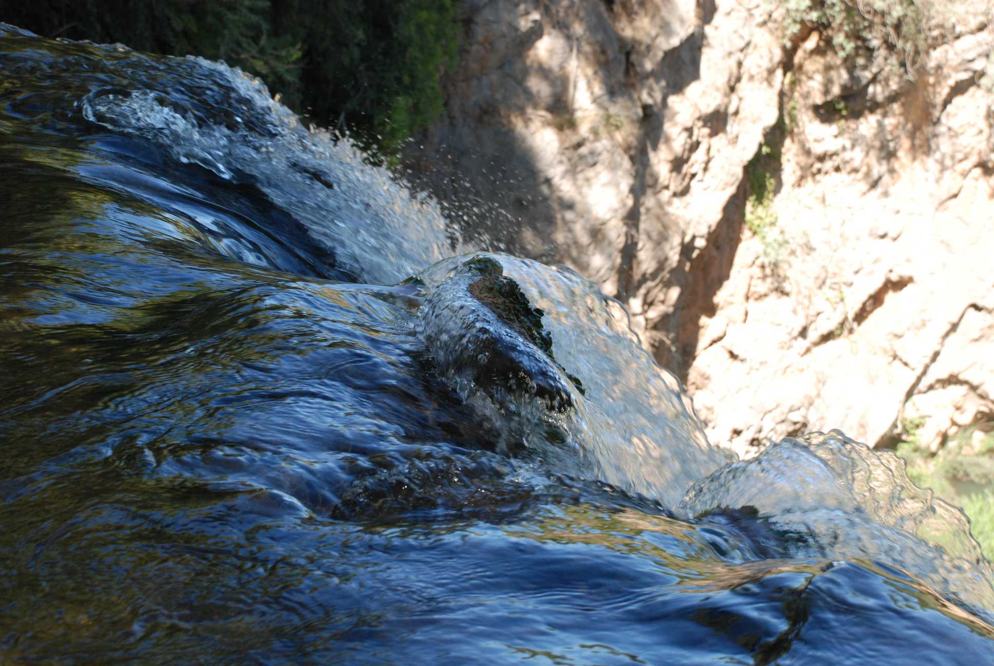 Fotos de la cascada más ‘caprichosa’ de España, que está en Aragón ...