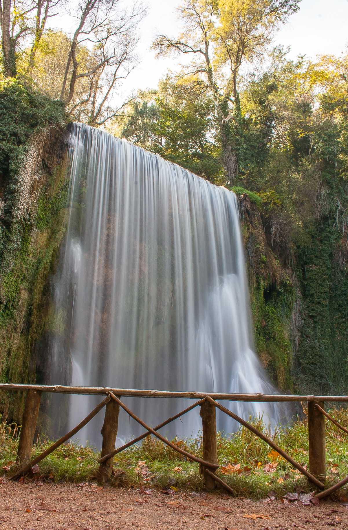 Fotos de la cascada más ‘caprichosa’ de España, que está en Aragón ...