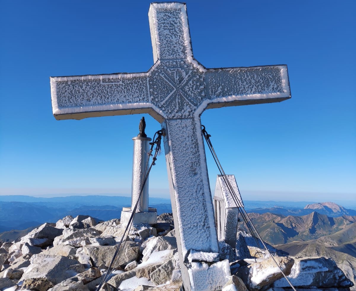 Benasque bajará la emblemática cruz del Aneto para repararla por seguridad