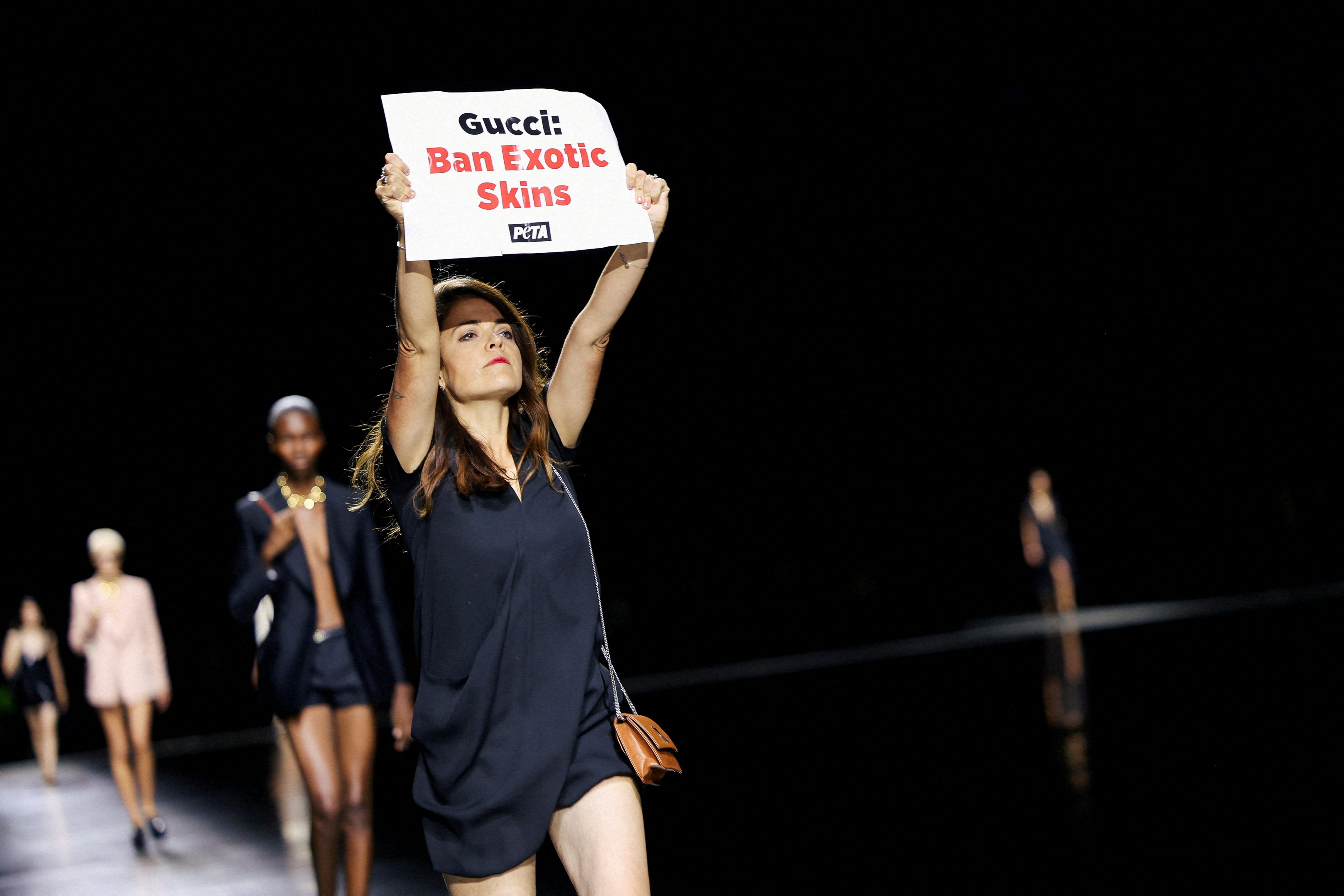 Una activista de PETA irrumpe en el desfile de Gucci en la Semana de la ...