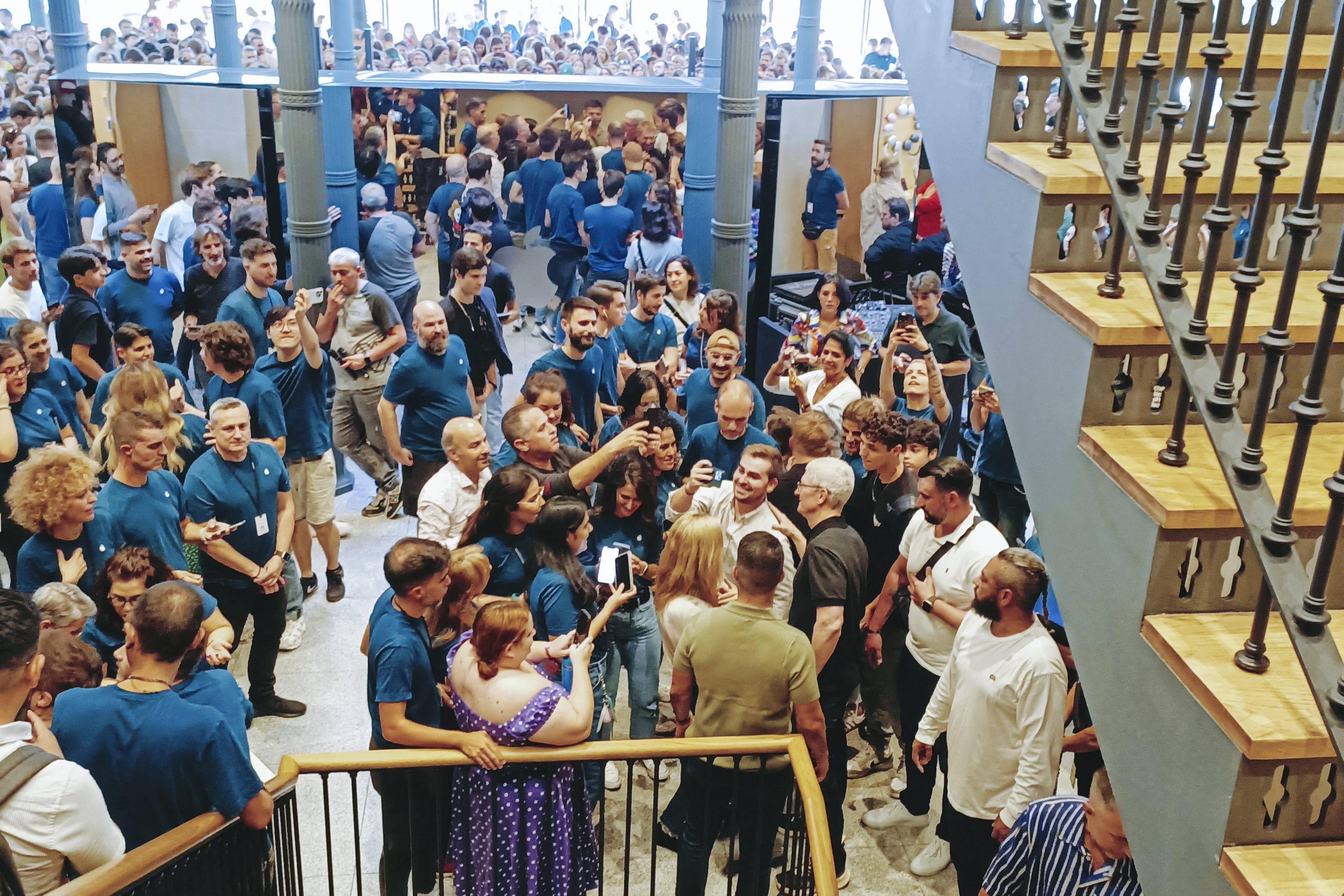 Tim Cook revoluciona una tienda de Apple en el centro de Madrid al ...