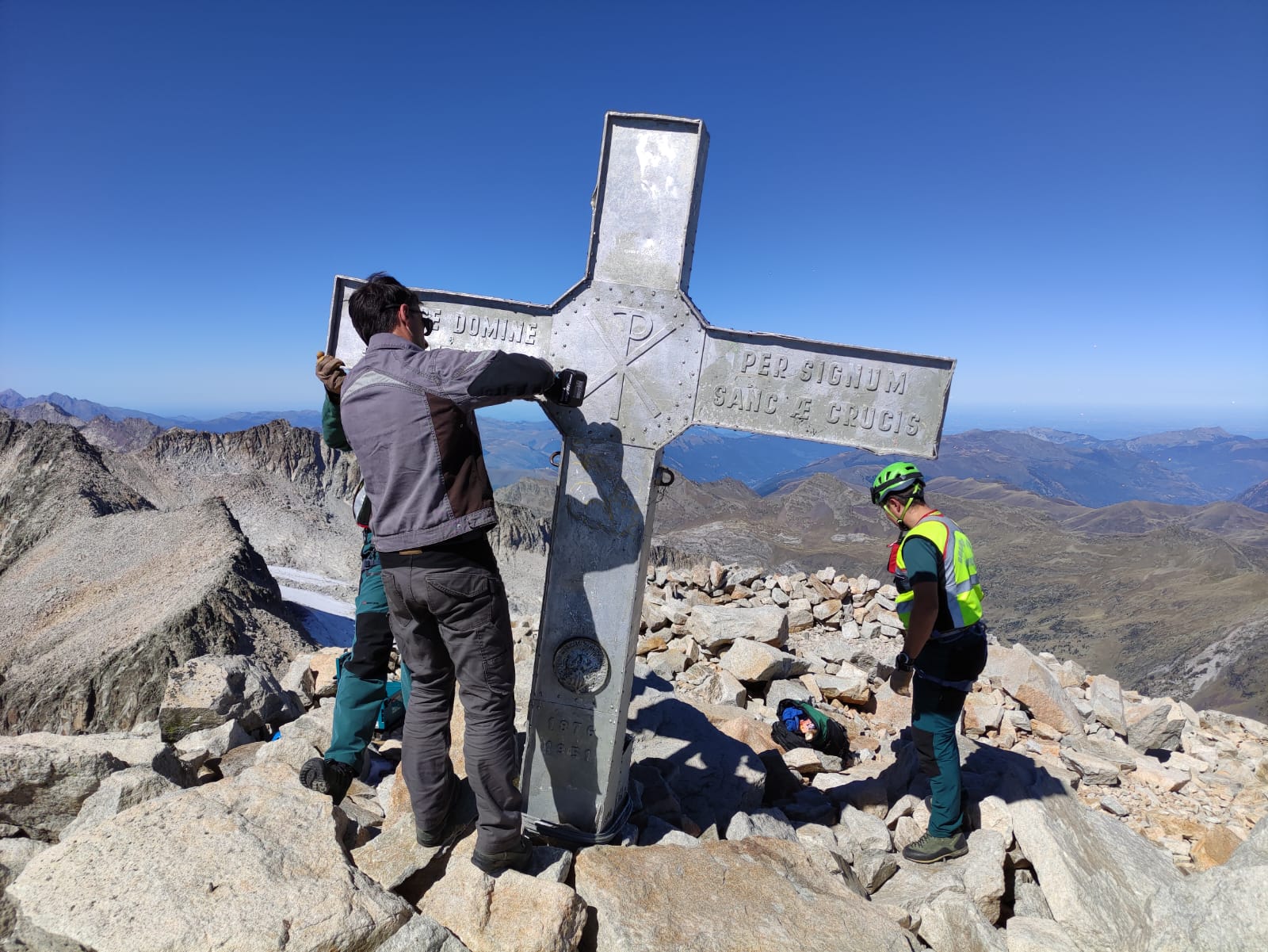 Bajan en helicóptero la cruz del Aneto para restaurarla... y 20 kilos ...