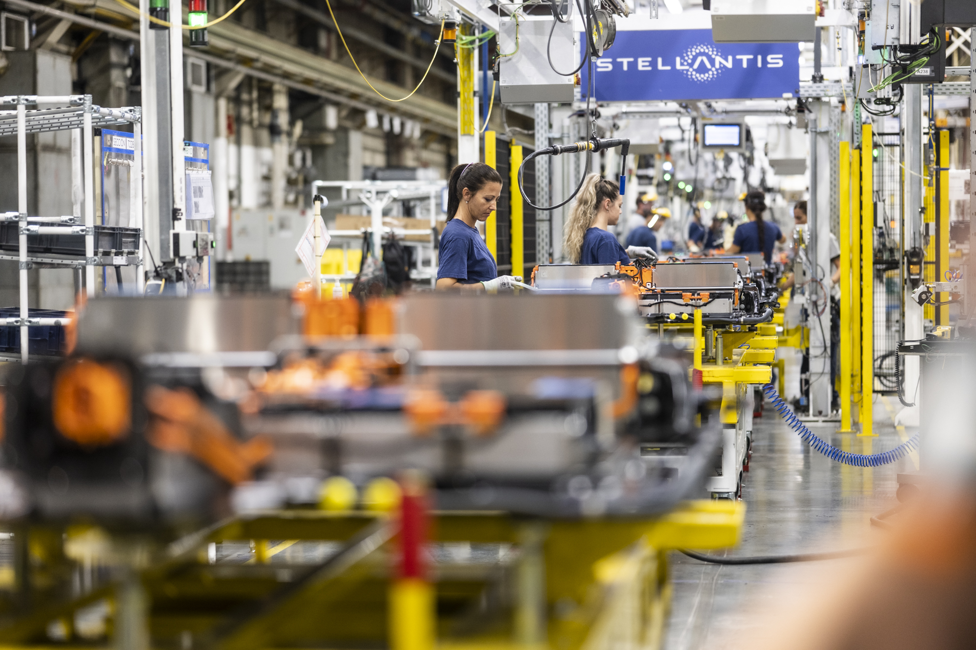 Stellantis y CATL acuerdan el suministro de baterías en Europa con la ...