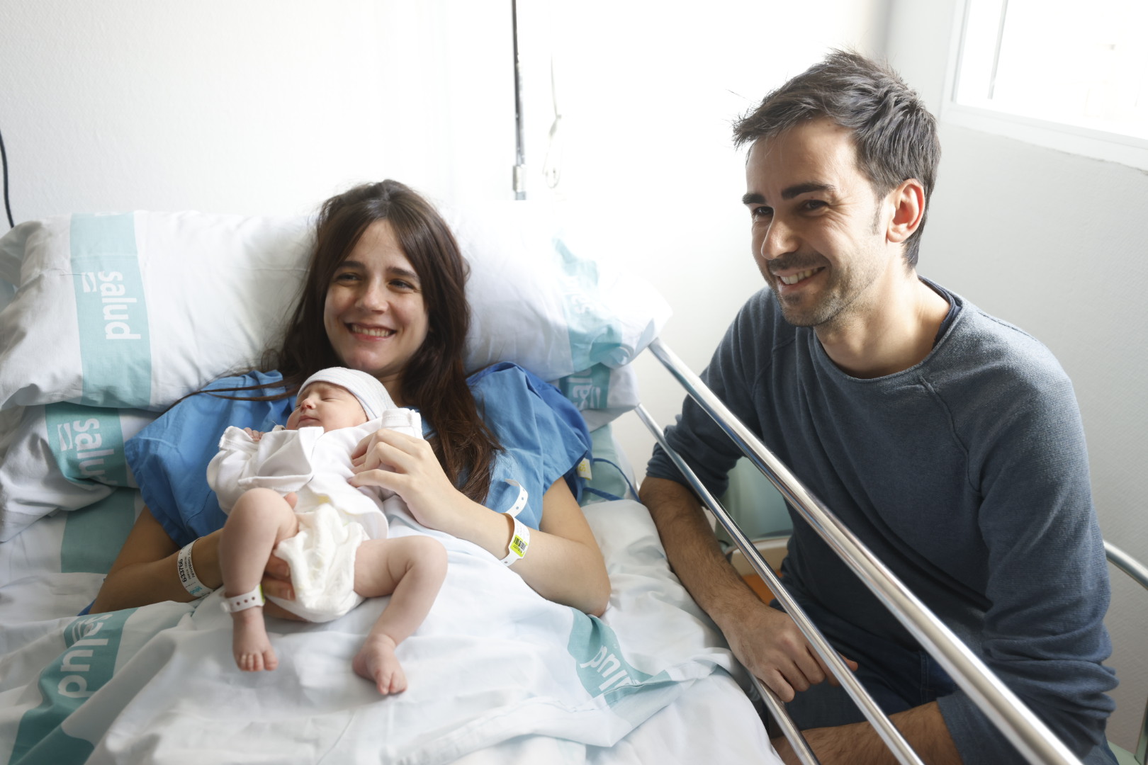 Fotos del primer aragonés de 2024: María Teresa Navarro y Carlos Escolano con su hija Vera ...