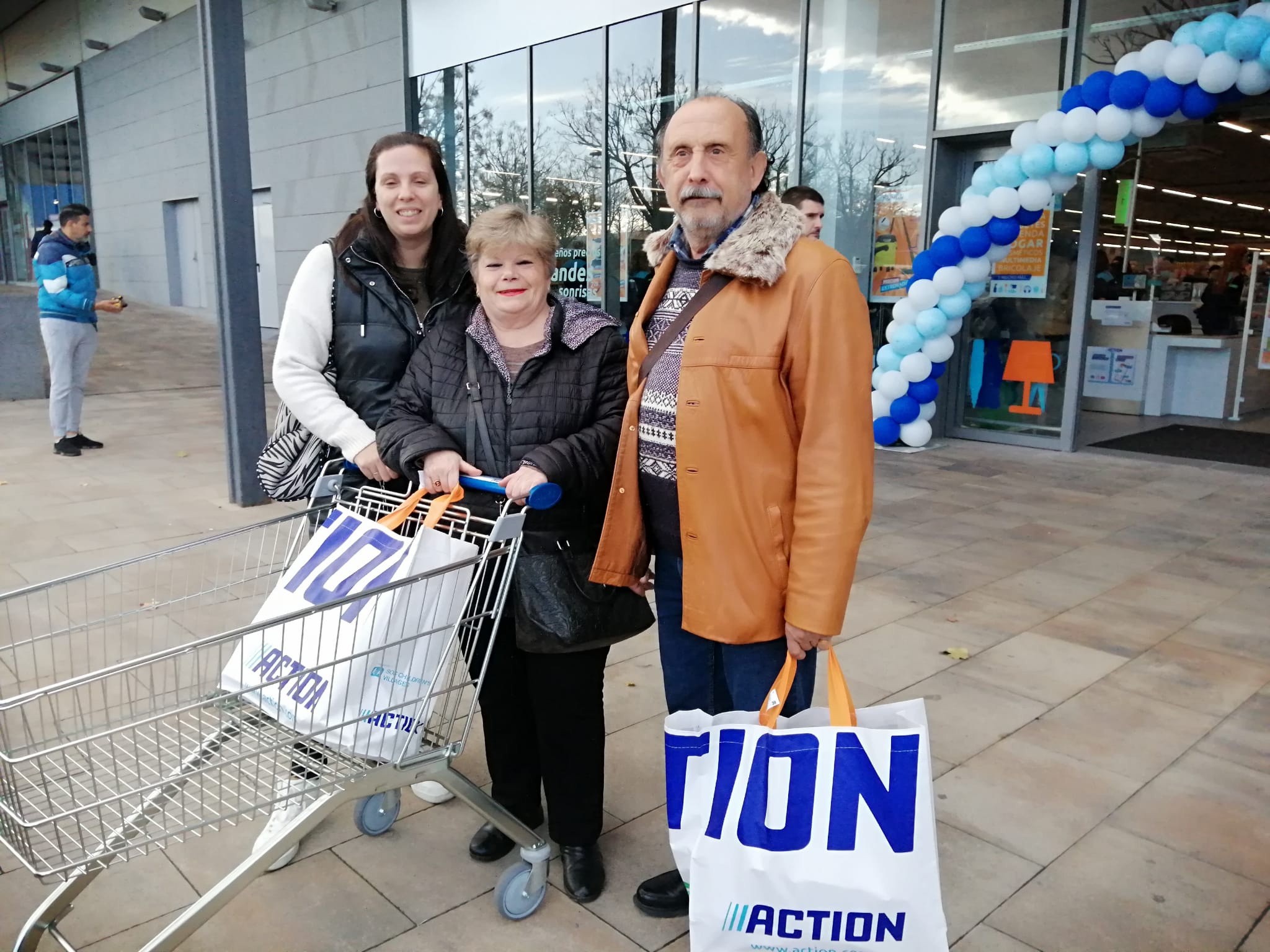 Filas en la apertura de la tienda de bajo coste Action en Zaragoza: "En ...