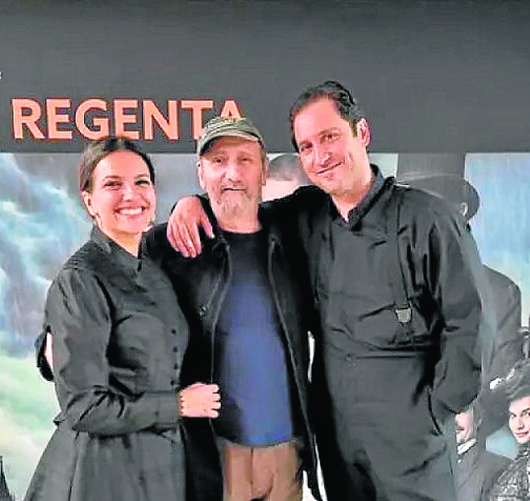 José Luis Gil 'reaparece' para ver a sus amigos en el teatro