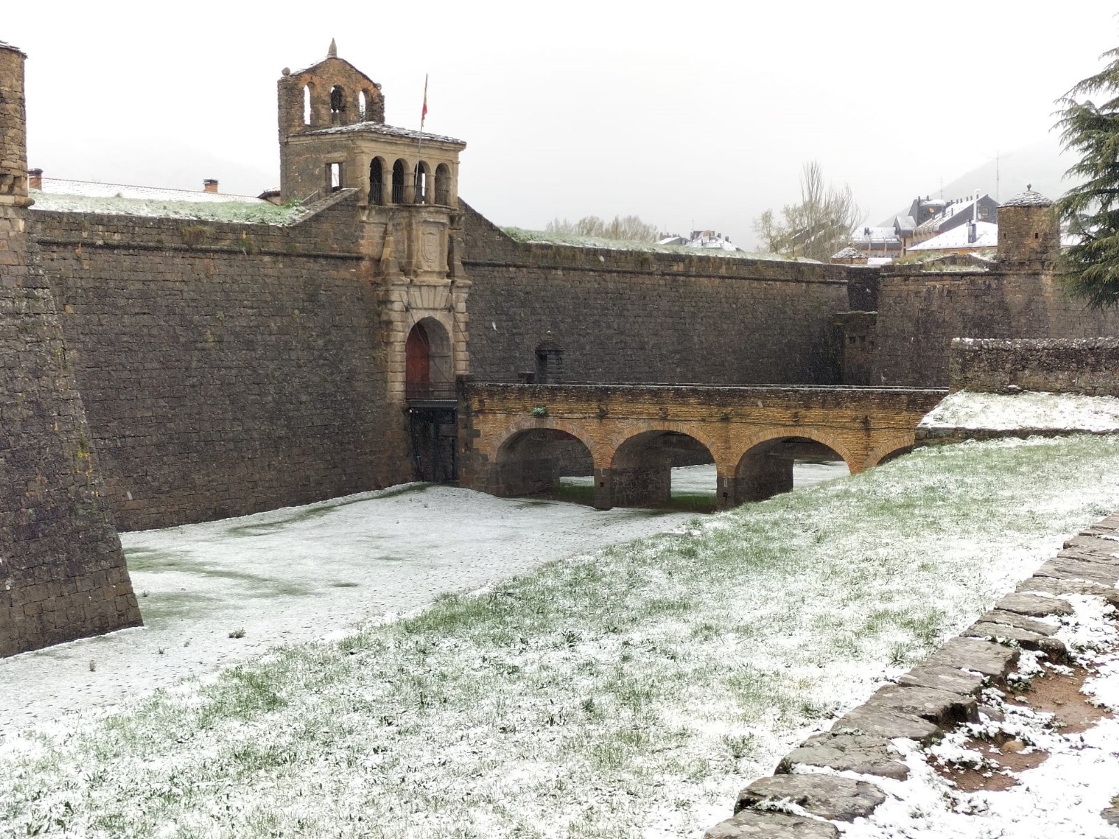Vuelven la nieve y las cadenas al Pirineo en puertas de las vacaciones ...