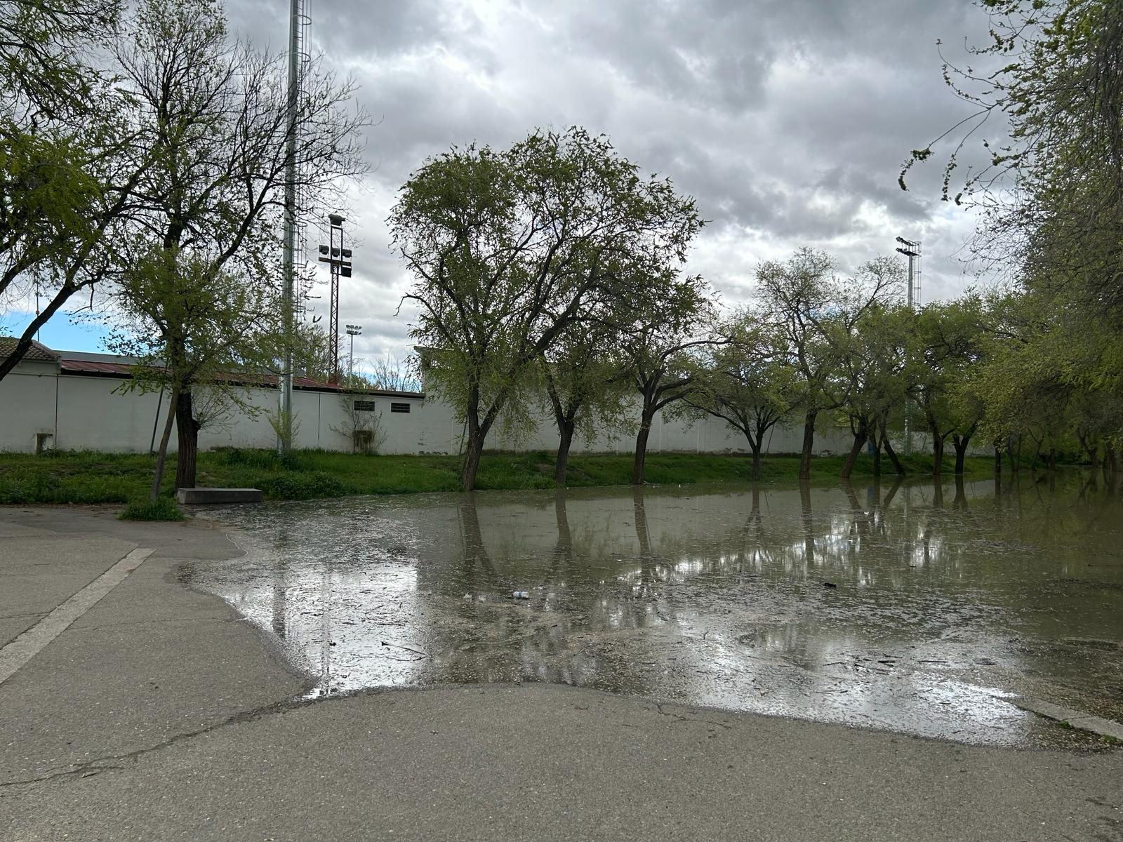 El agua entra en el parque de Zuera y se prohíbe el paso a la zona ...