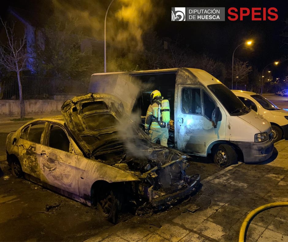 Un incendio quema dos coches y un contenedor de papel en Jaca