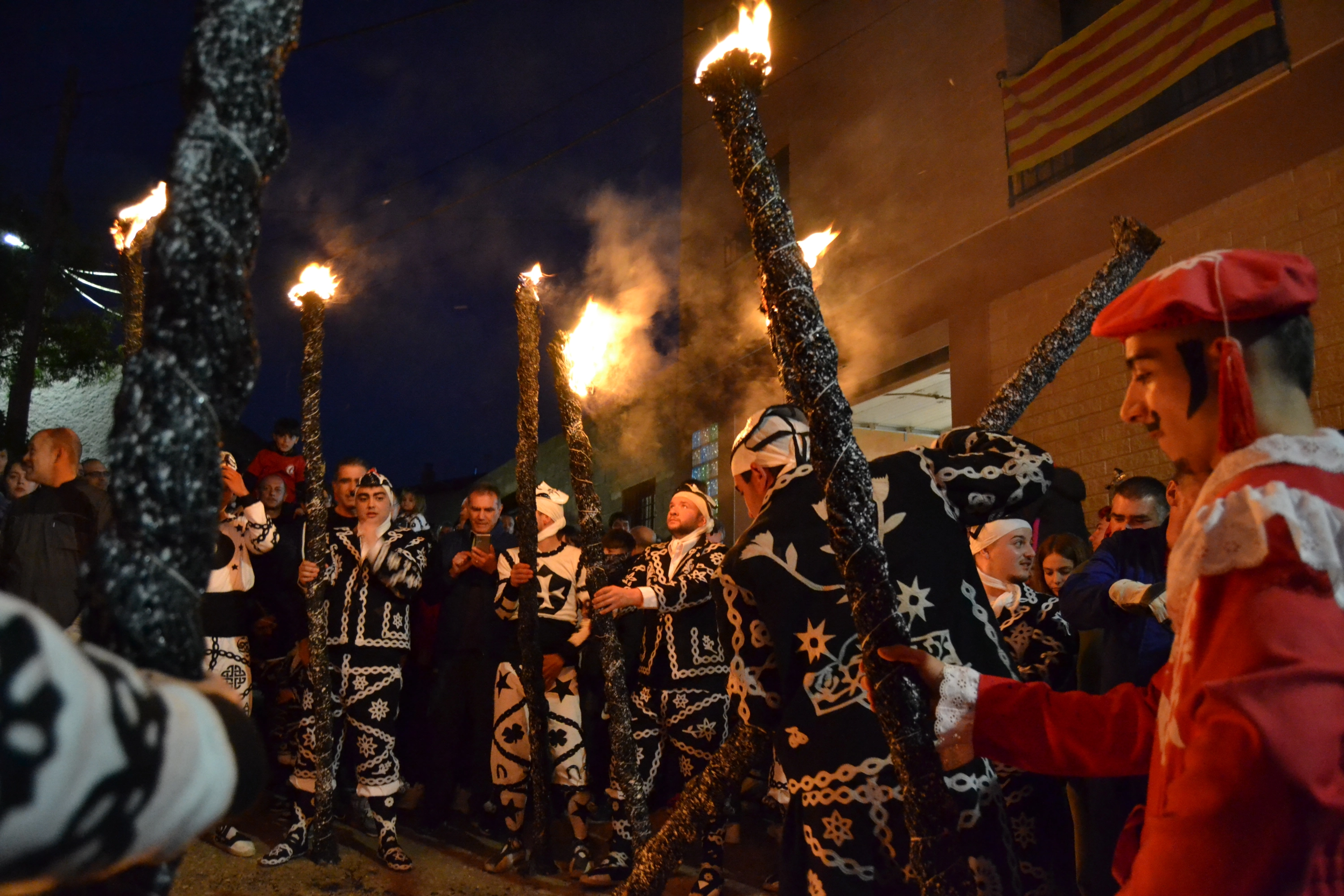 La contradanza deslumbra en la noche de Cetina