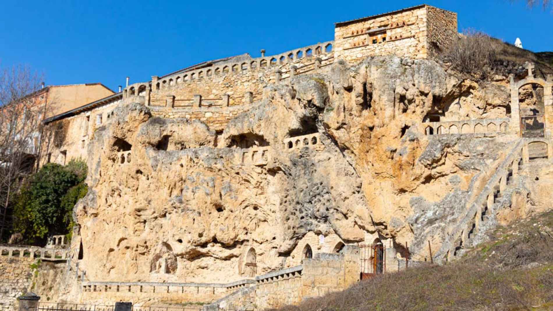 El pueblo cerca de Zaragoza con casas-cueva en la roca rodeadas de ...