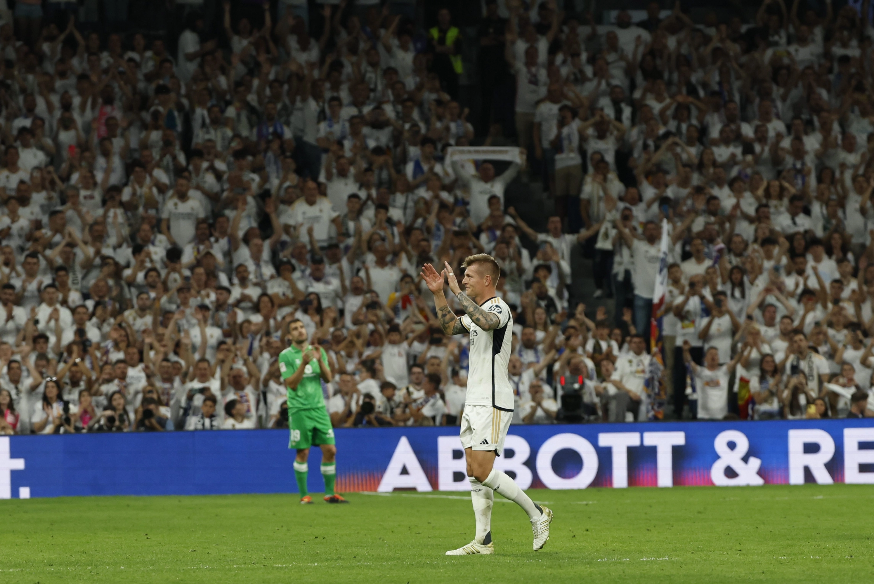 El Santiago Bernabéu se rinde a Kroos en su despedida del Real Madrid