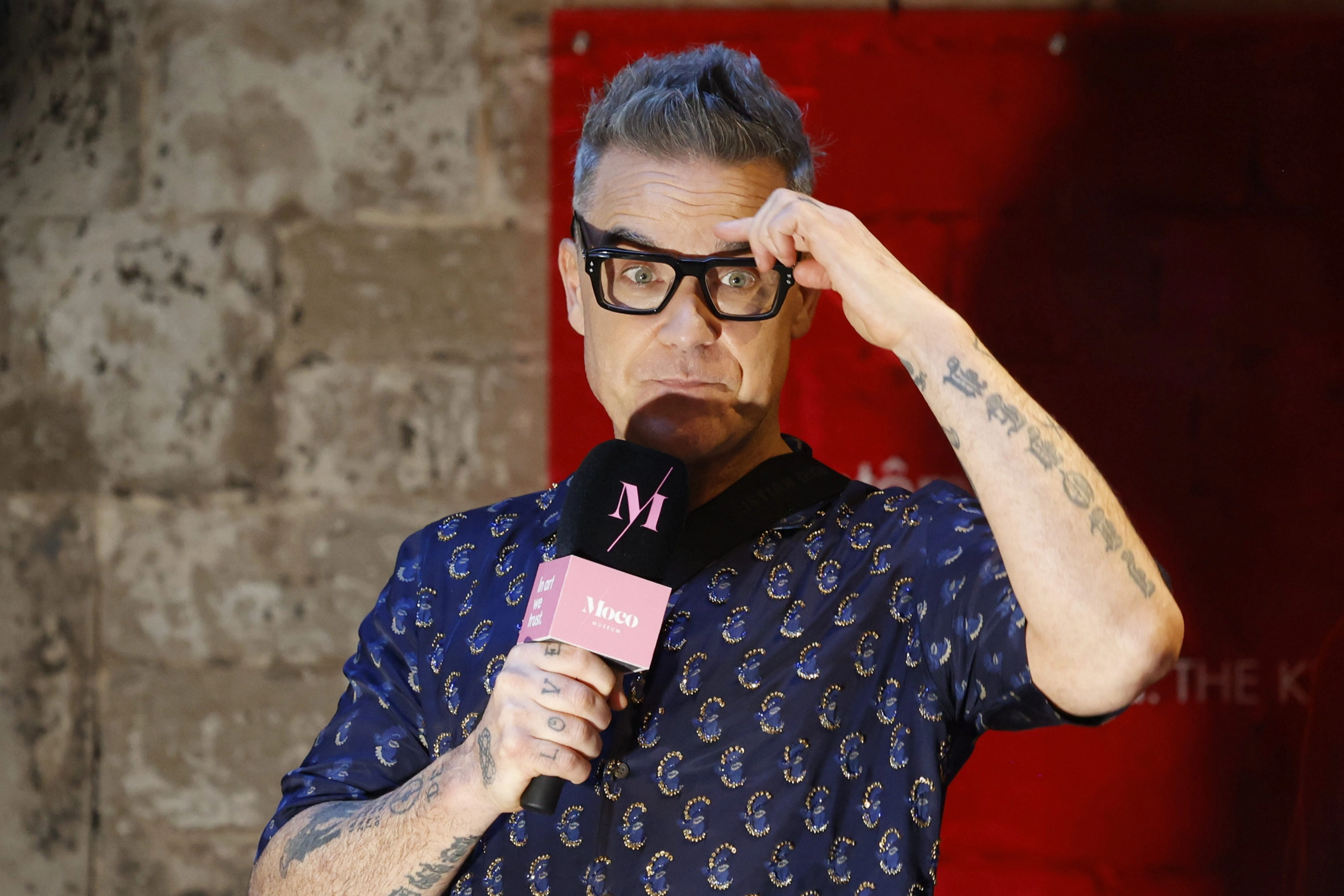 Robbie Williams presenta en Barcelona obras de arte inéditas inspiradas ...