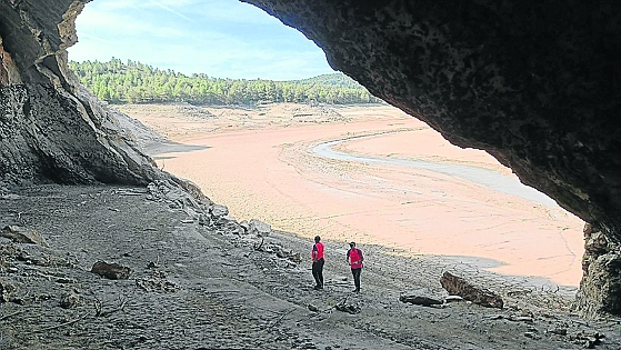 El descenso histórico por la sequía del nivel del embalse de Calanda ...