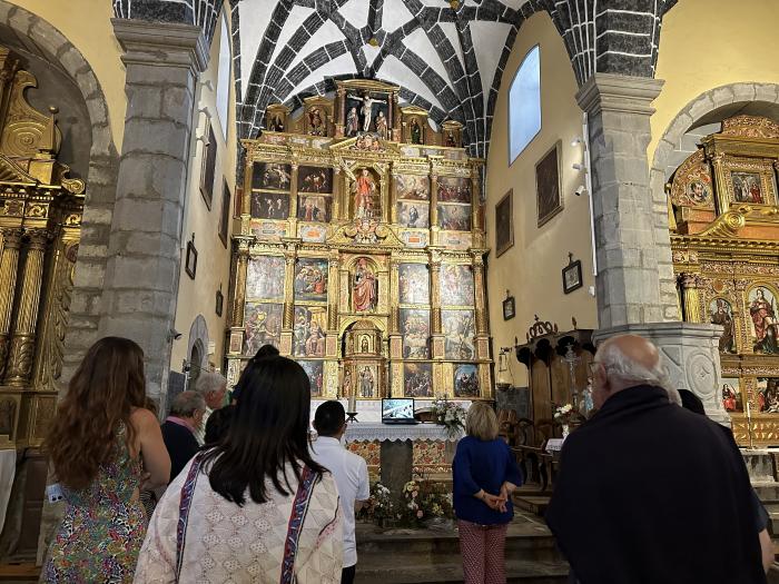 El retablo que guarda la cabeza de Santa Orosia en Yebra de Basa ...