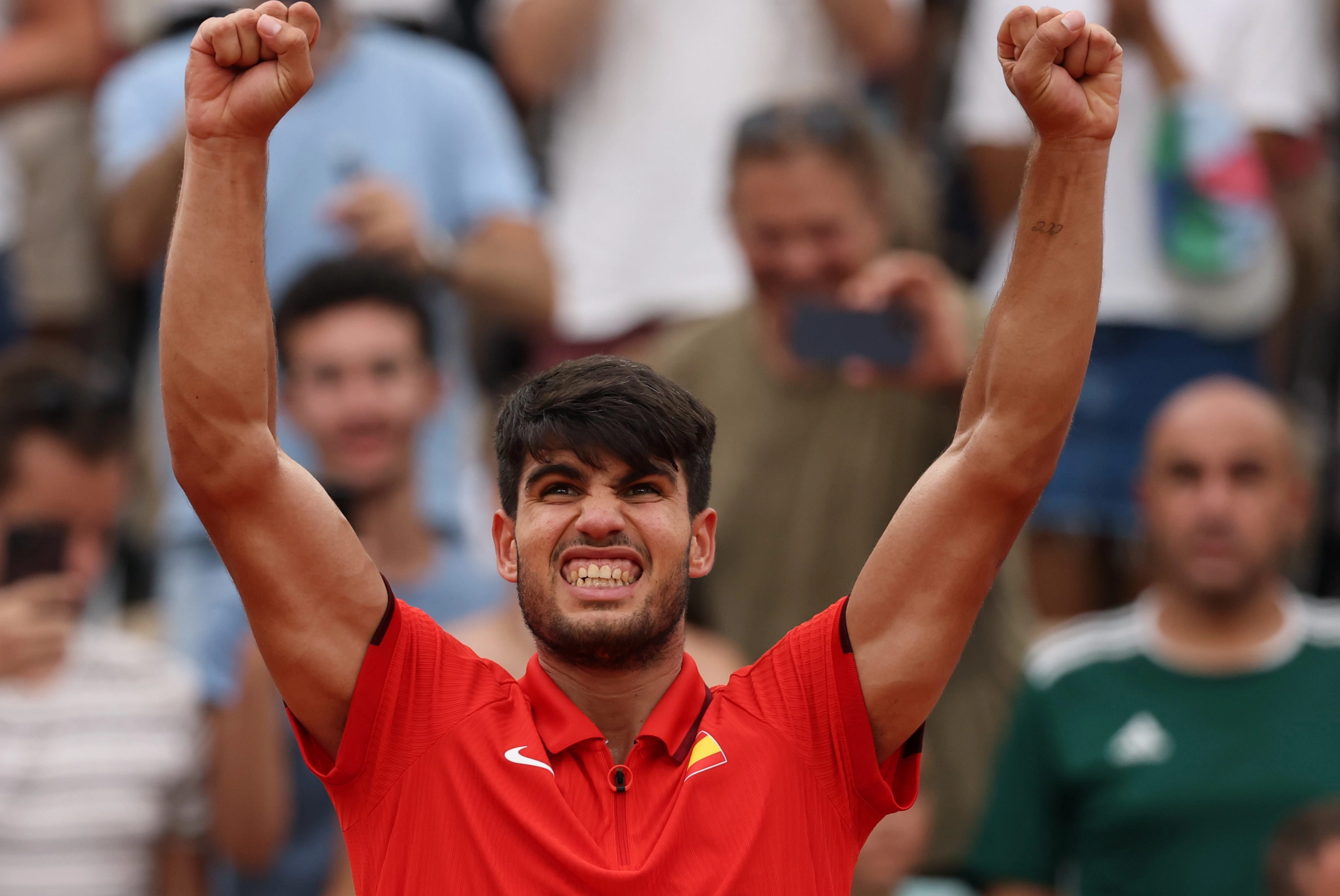Carlos Alcaraz barre a Safiulin y llega a cuartos de final en Paris