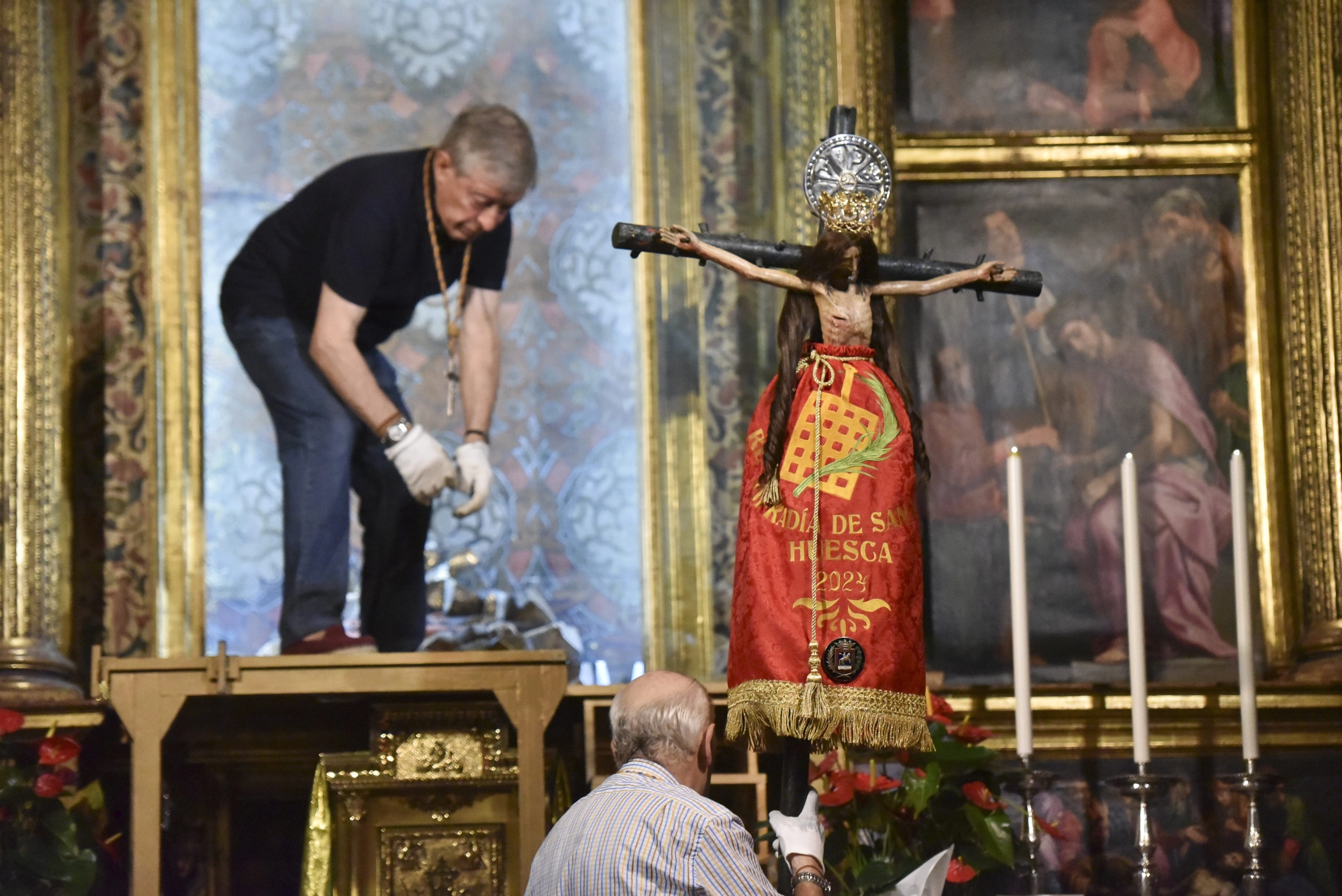 La Cofradía de San Lorenzo dona un manto al Santo Cristo de los ...