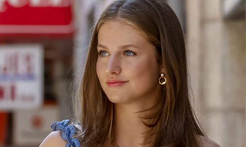 La princesa Leonor disfruta con amigos de un chiringuito de playa en ...