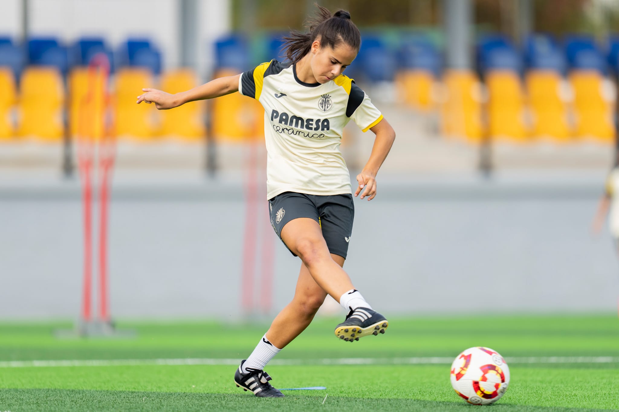 Luna González, la futbolista aragonesa que sigue los pasos de Salma ...