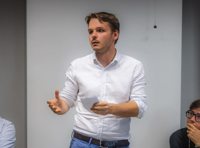 Dimite un diputado francés entre varias acusaciones de violencia sexual