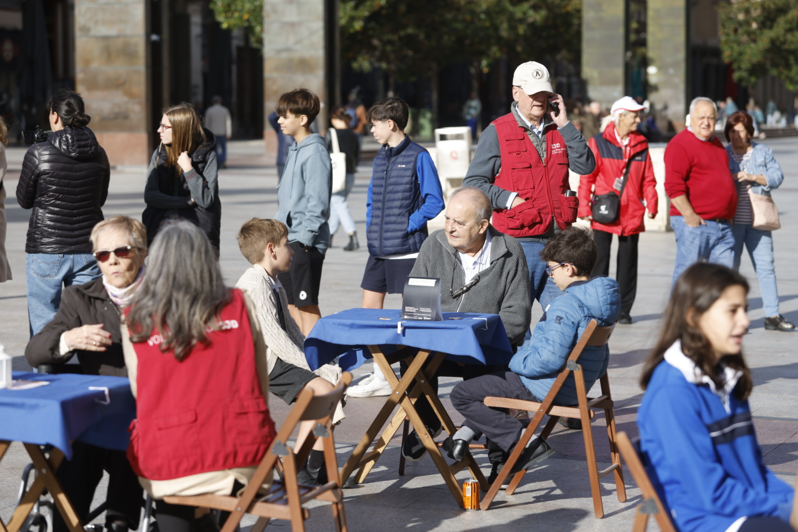 Mayores, jóvenes y niños conversan contra la soledad no deseada en la plaza del Pilar: "Es un ...