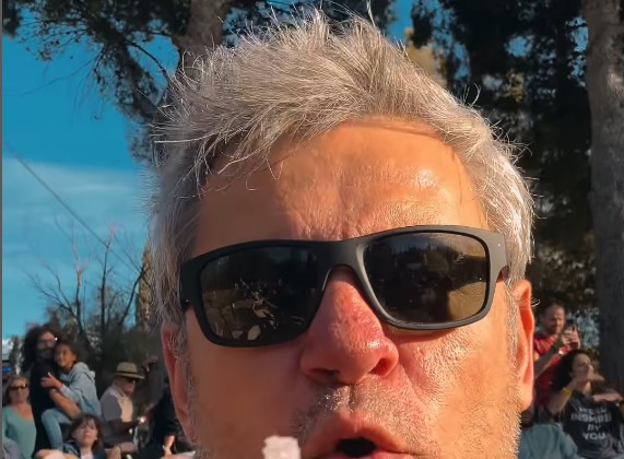 Miki Nadal se divierte al ritmo que marca Luli Pampín