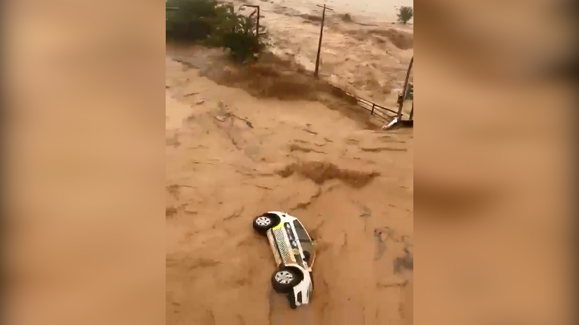 Vídeo | El río Magro se desborda en Utiel y arrastra a su paso coches y mobiliario urbano