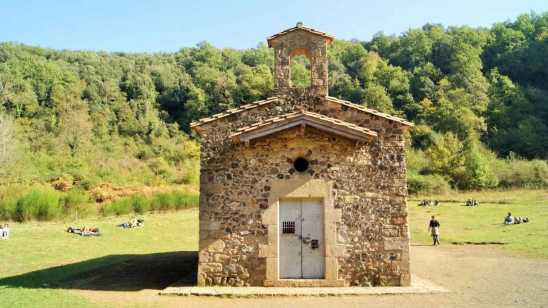 La ermita escondida en el cráter de un volcán en el Pirineo, un ...