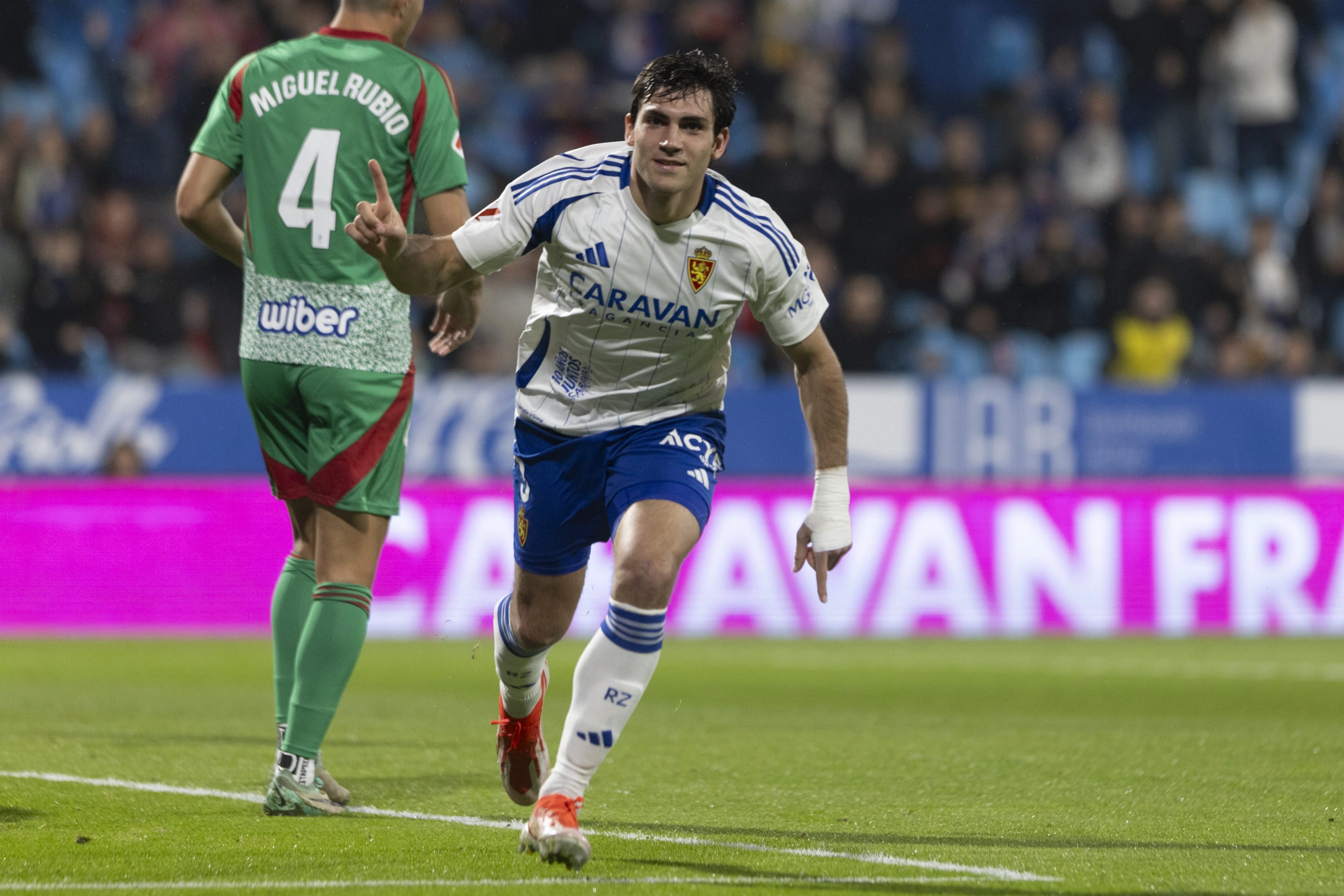 La renovación de Iván Azón con el Real Zaragoza, en punto muerto