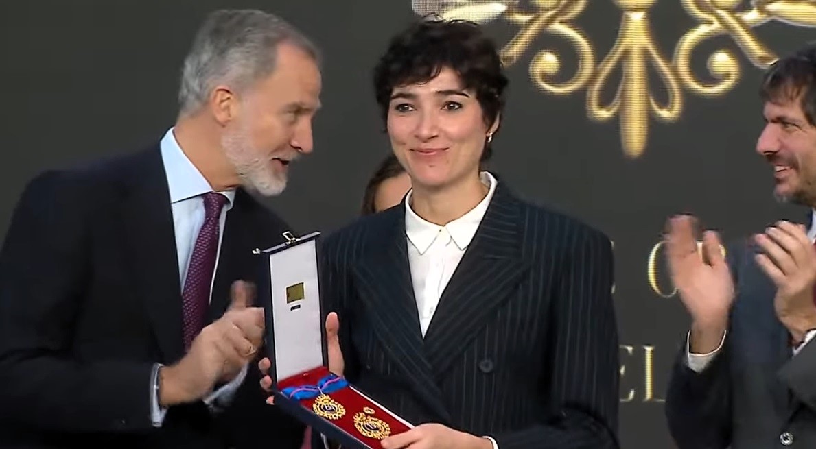 Isabel Peña recibe de manos de los Reyes de España su Medalla de Oro Al ...