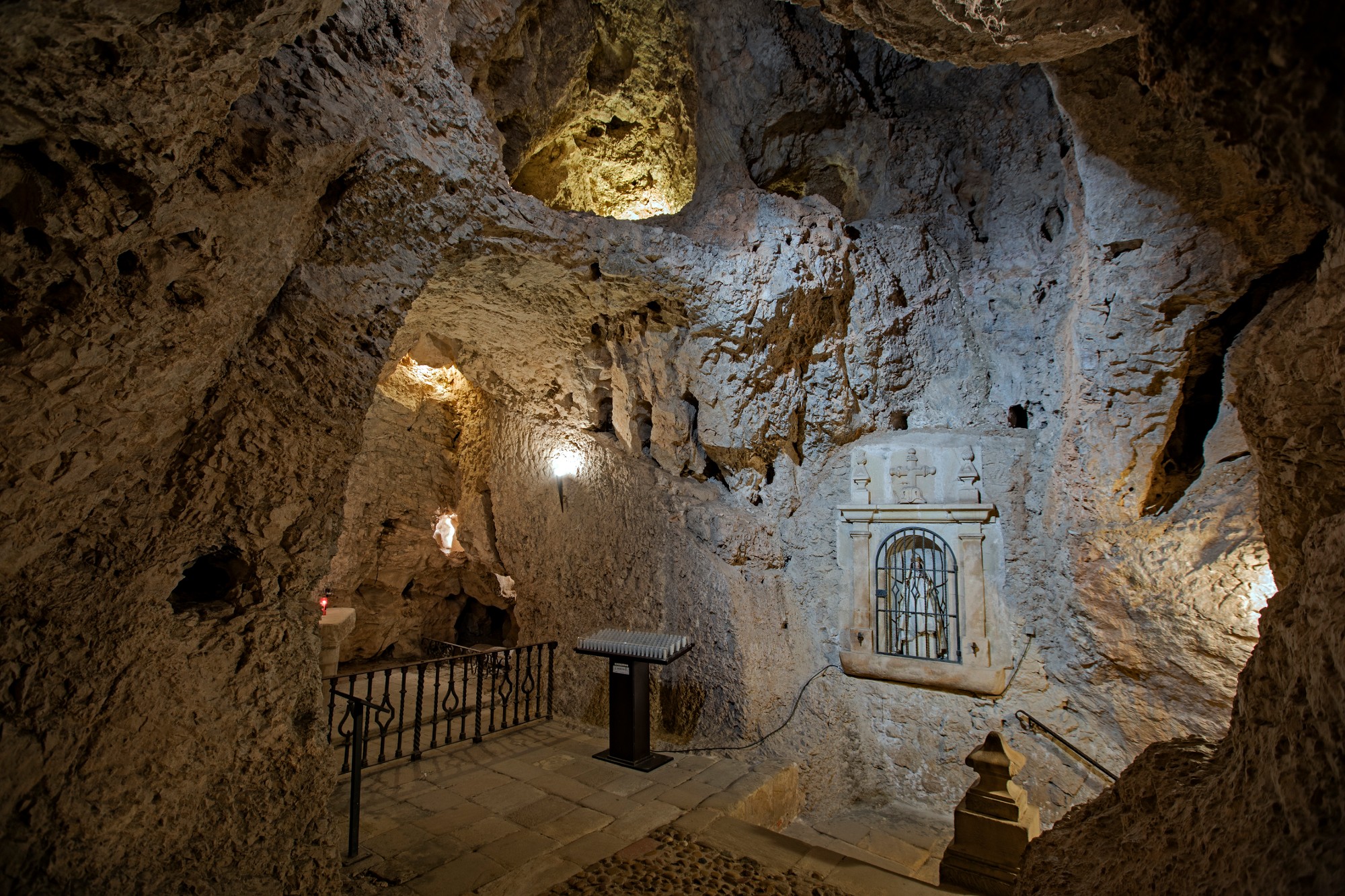 La ermita formada por grutas naturales que cuelga de una roca y oculta una cueva a un paso de Aragón