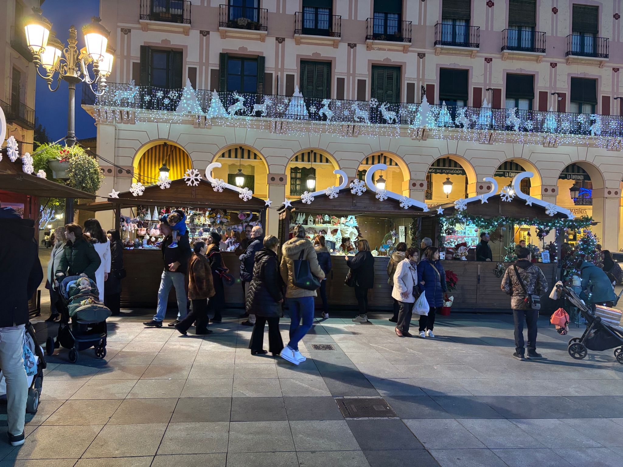 Huesca inaugura en la plaza López Allué el primero de los tres mercados ...