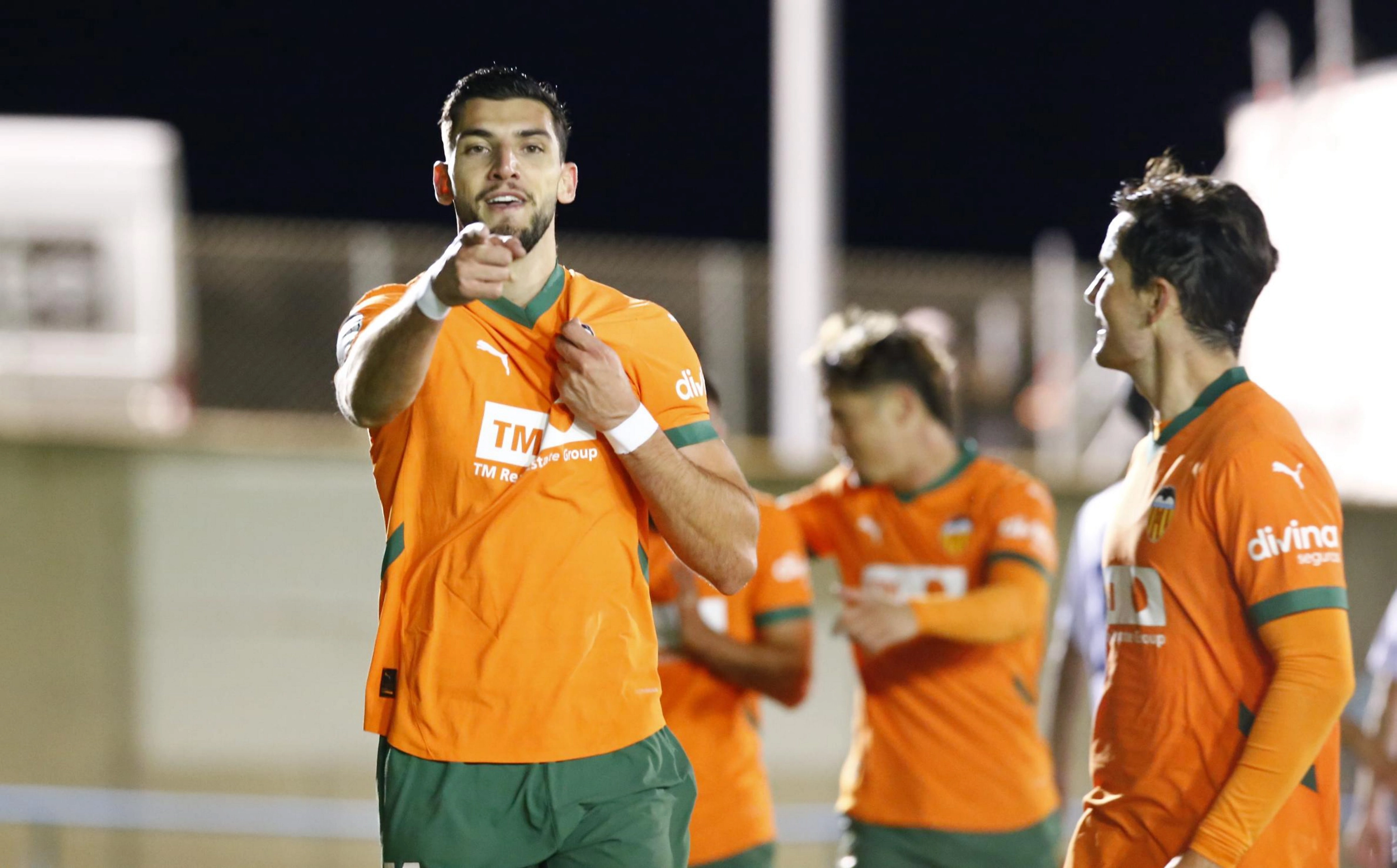 La investigación judicial 'retiene' a Rafa Mir en España: jugará cedido ...