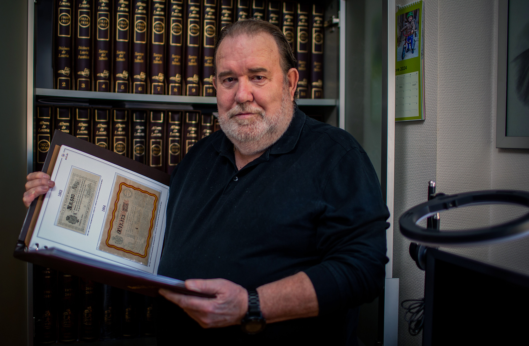 Daniel Alonso, más de medio siglo coleccionando lotería: "De niño cogía ...