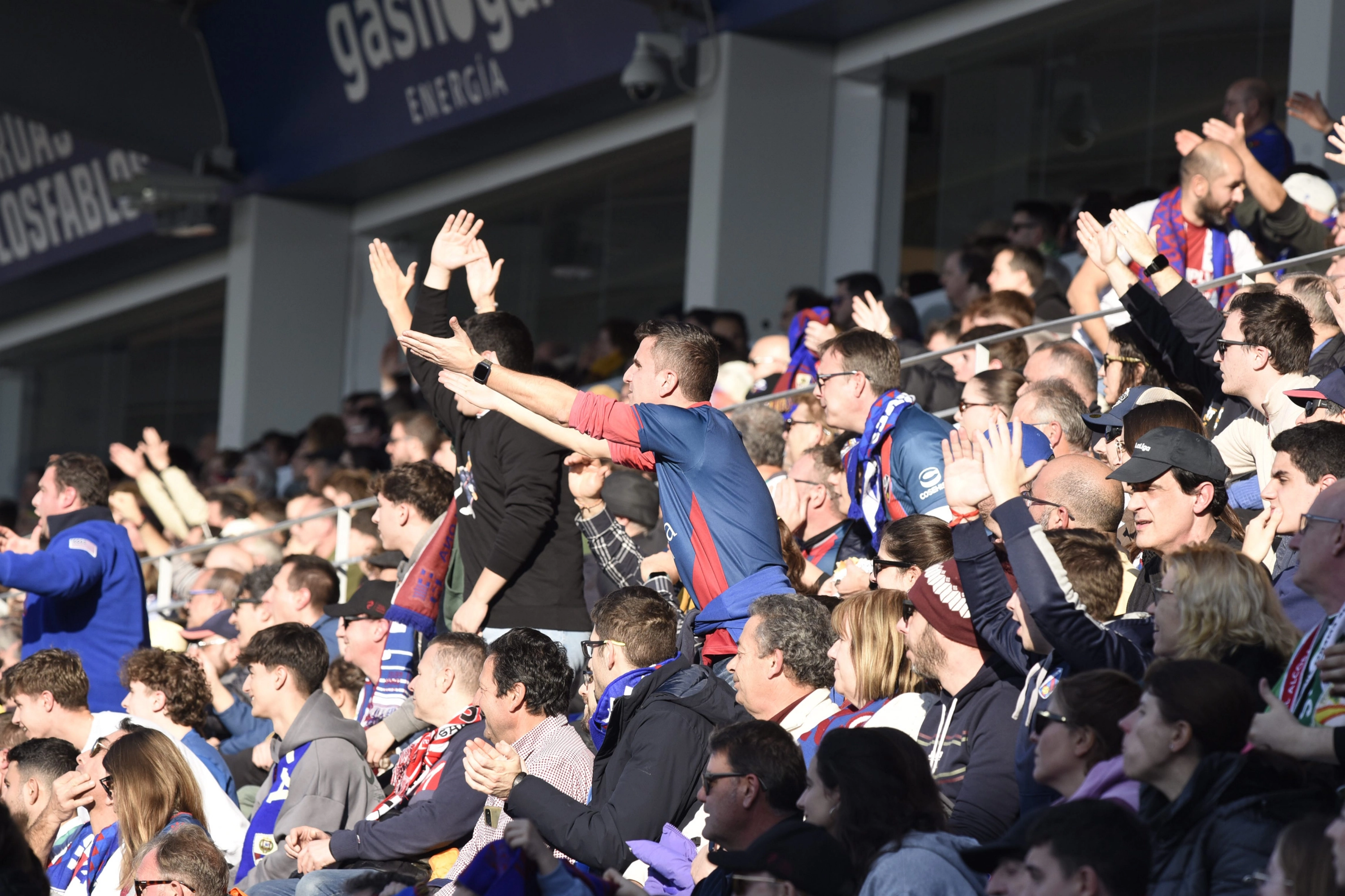 Revoluciones a mil en el Huesca-Betis: la crónica de un Alcoraz indignado