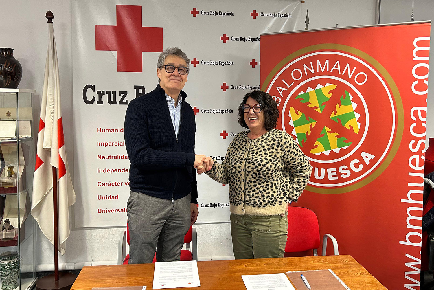 El Bada Huesca sigue en buenas manos: renueva su convenio con Cruz Roja