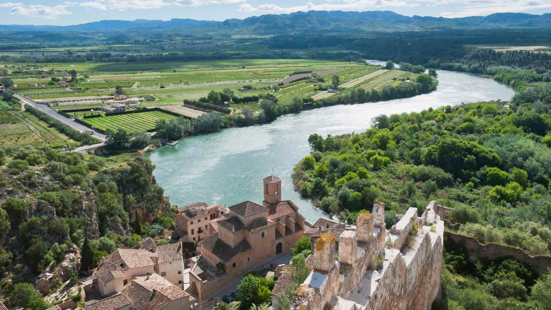 El majestuoso castillo que domina un valle a un paso de Aragón con ...