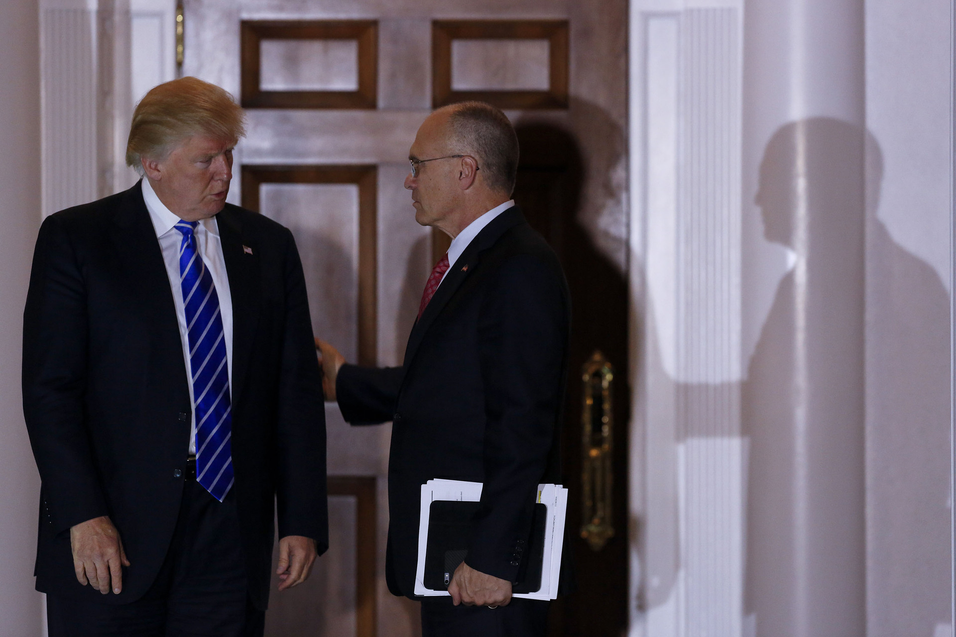 Donald Trump nombra al empresario Andrew Puzder como embajador ante la ...