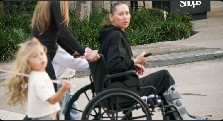 Anna Kournikova reaparece en silla de ruedas tras dos años sin dejarse ver por los medios