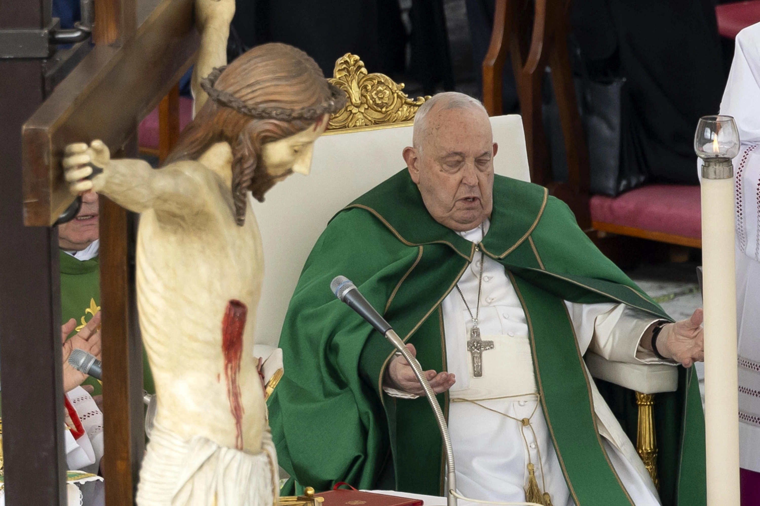 El papa Francisco interrumpe la lectura de su homilía "por dificultades ...