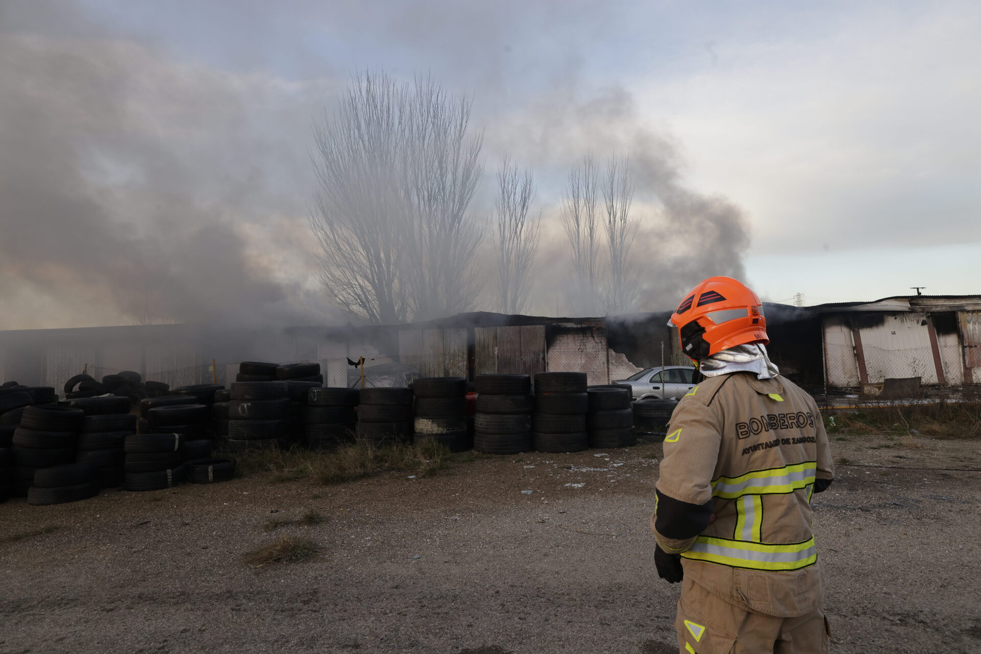 Un complicado incendio arrasa varias naves junto a El Rabal donde ...