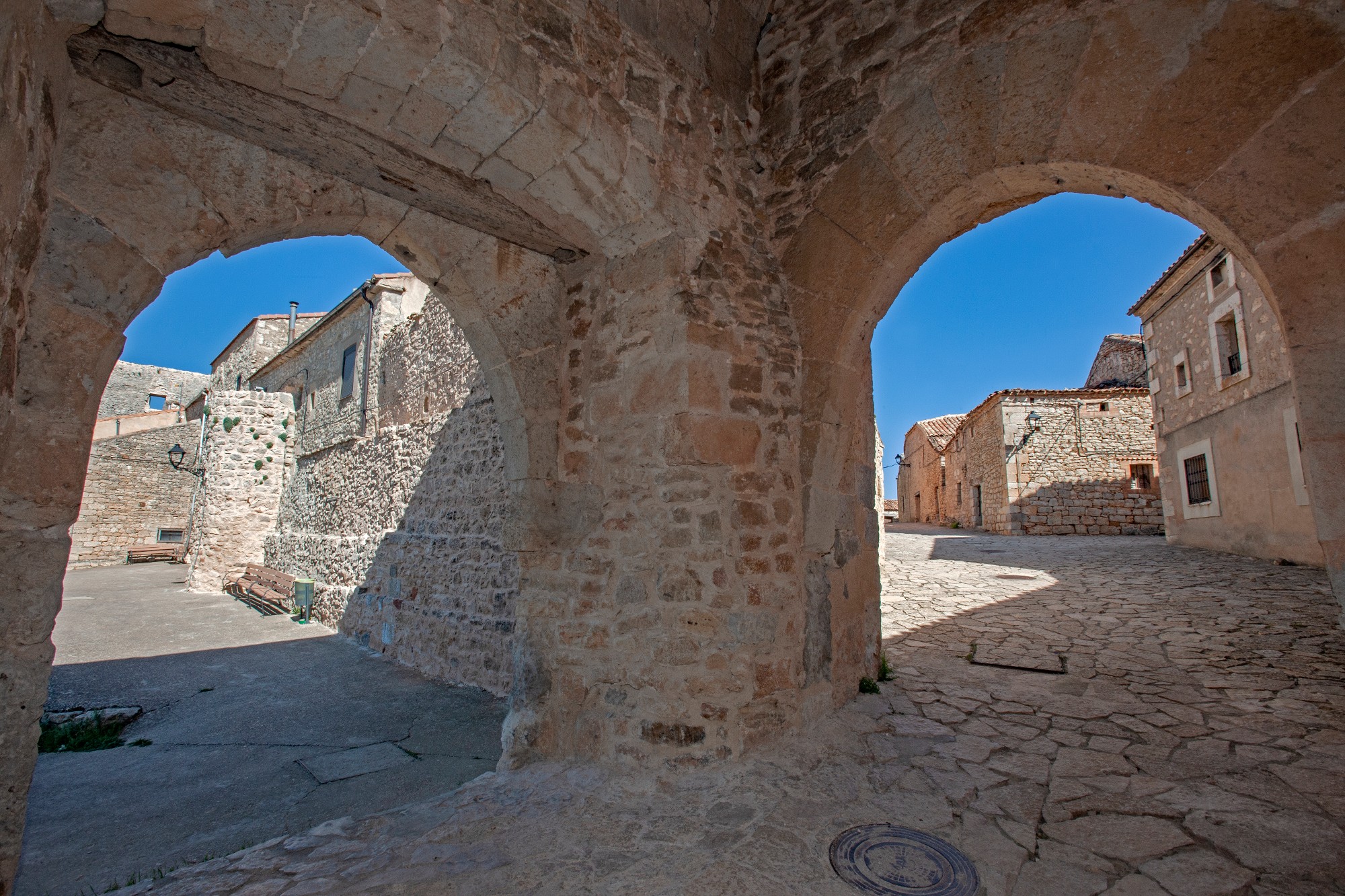 El pueblo medieval cerca de Aragón de difícil acceso que enamora a ...