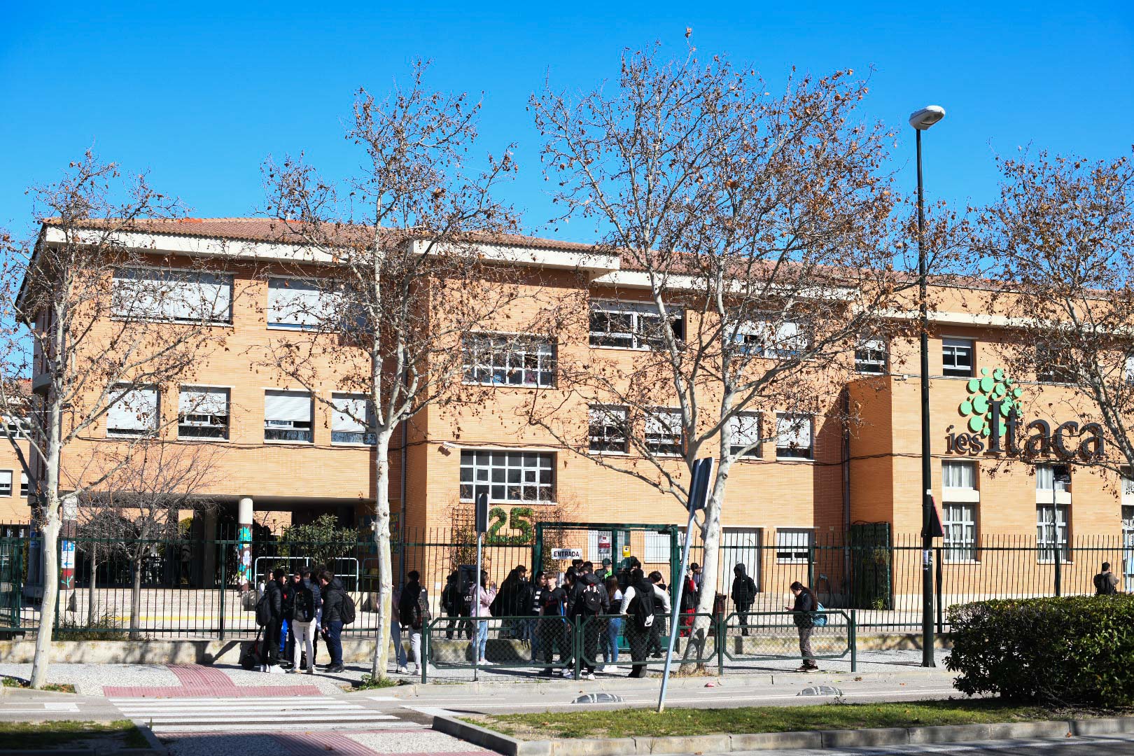 Un exalumno del IES Ítaca de Zaragoza clava un destornillador a un estudiante durante el recreo